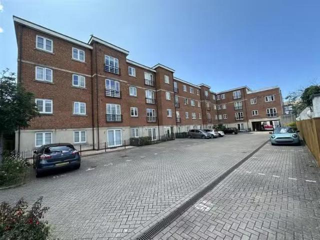 2 bedroom flat for rent in Discovery House, Susans Road, Eastb.