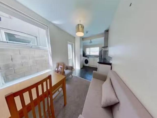 2 bedroom flat for rent in Dogfield Street, Cathays, Cardiff.