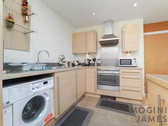 2 bedroom flat for rent in Dovercourt House, Ferry Court, Card.