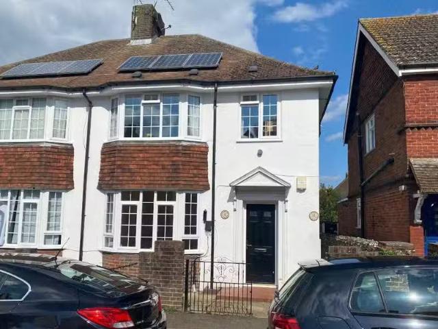 2 bedroom flat for rent in Down Road, Guildford, GU1