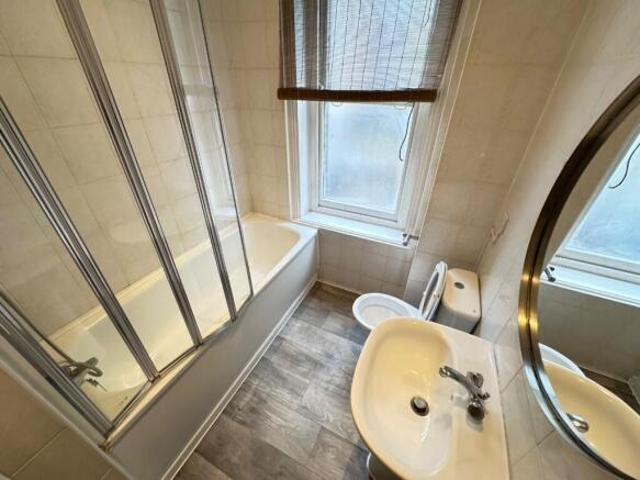 2 bedroom flat for rent in Downs Road, Luton, Bedfordshire, LU1 1QR, LU1