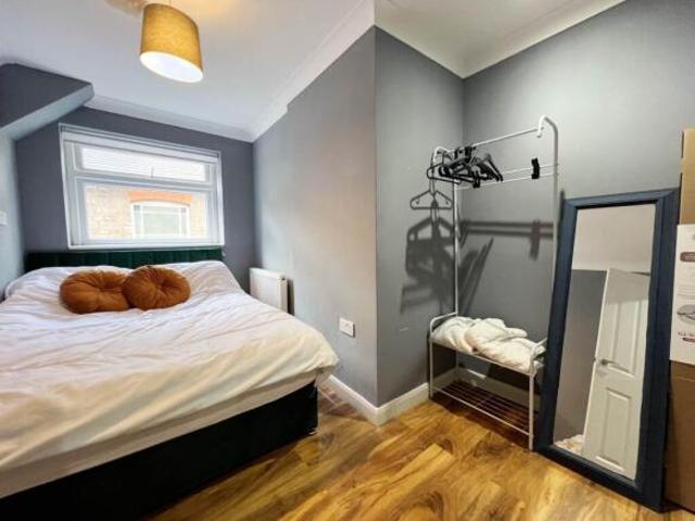 2 bedroom flat for rent in Downs Road, Luton, LU1