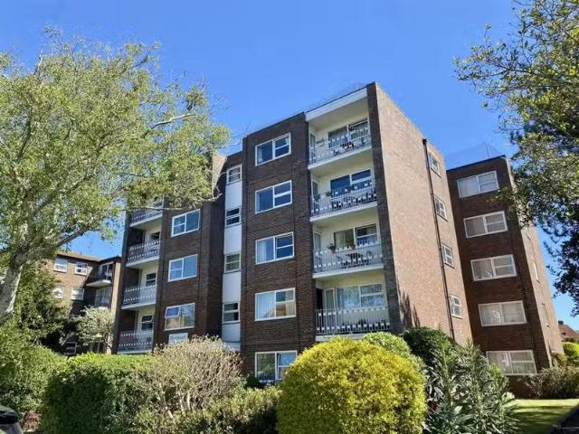 2 bedroom flat for rent in Downview Road, Worthing, BN11