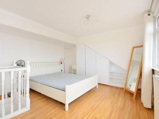 2 bedroom flat for rent in Drayton Gardens, West Ealing, London, W13