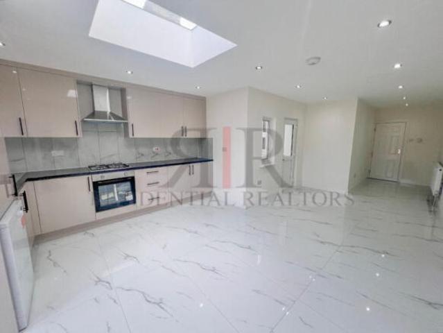 2 bedroom flat for rent in Dryden Road, London, SW19