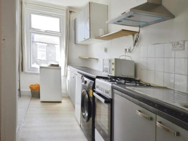 2 bedroom flat for rent in Dundee Road, London, E13