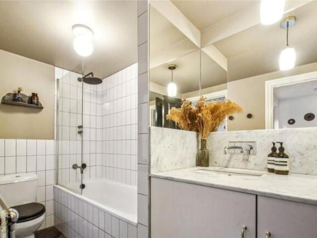 2 bedroom flat for rent in Dunlace Road, London, E5