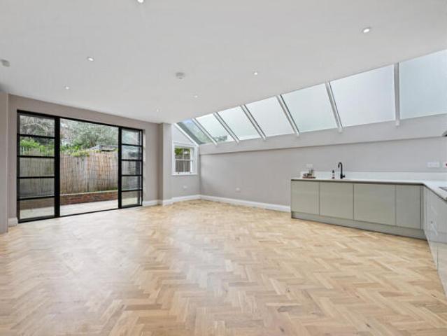 2 bedroom flat for rent in Dunraven Road, London, W12