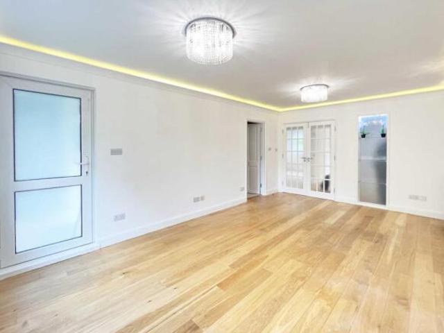 2 bedroom flat for rent in Dukes Avenue, New Malden, KT3