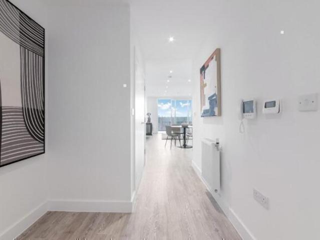 2 bedroom flat for rent in Dukes Road, London, E17