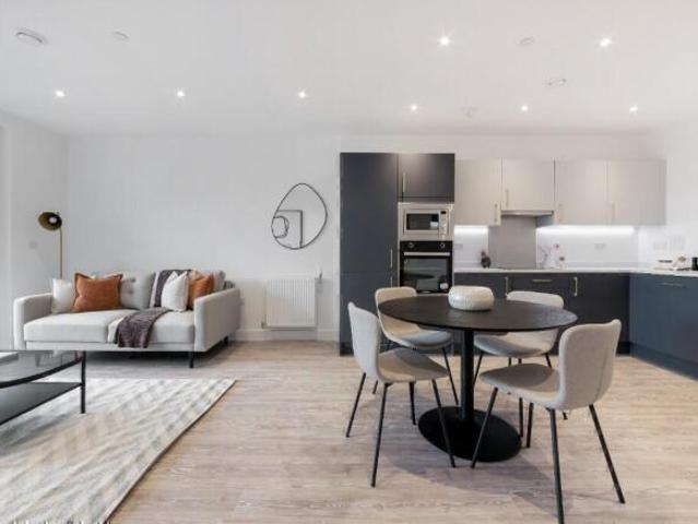 2 bedroom flat for rent in Dukes Road, London, E17