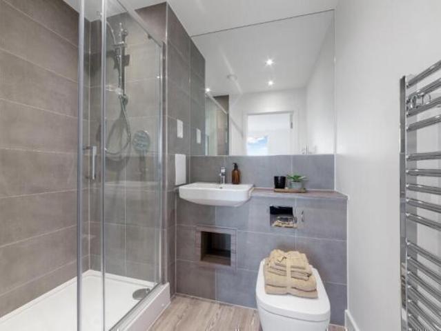 2 bedroom flat for rent in Dukes Road, London, E17