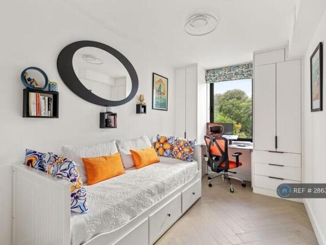 2 bedroom flat for rent in Durnsford Road, London, SW19