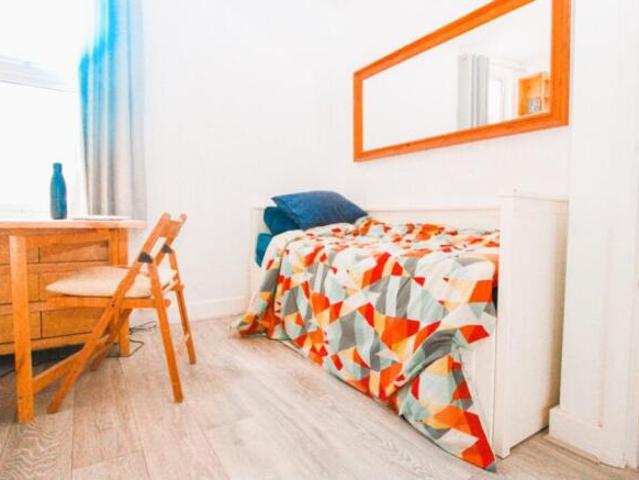 2 bedroom flat for rent in Ealing, London, W5