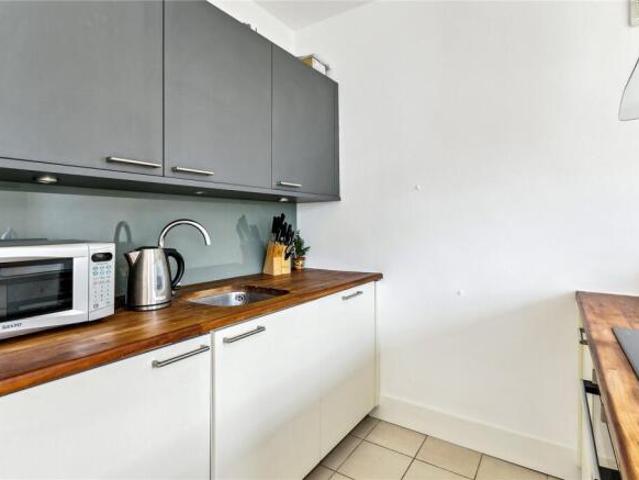 2 bedroom flat for rent in Earls Court Road, Earls Court, W8