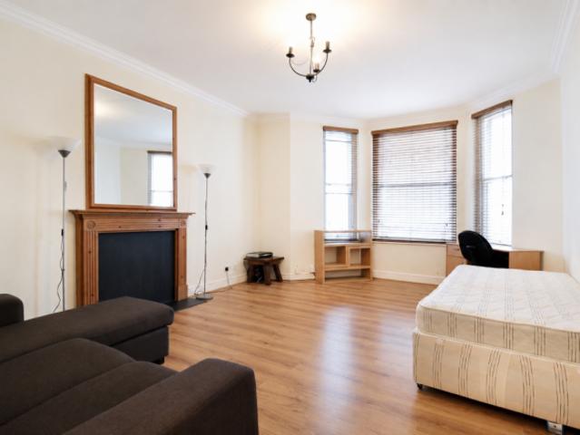 2 bedroom flat for rent in Earl's Court Road, Kensington, London, W8