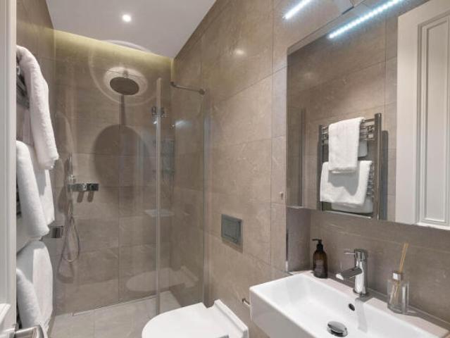 2 bedroom flat for rent in Earl's Court Square, London, SW5