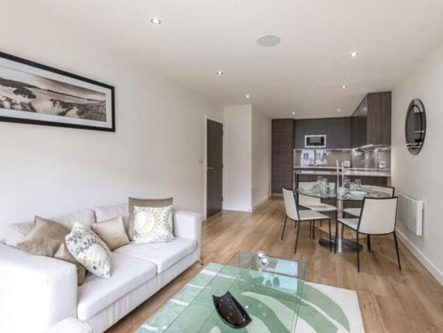 2 bedroom flat for rent in East Drive, Colindale, London, NW9