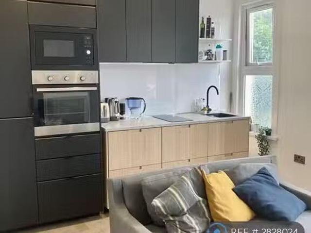 2 bedroom flat for rent in East Ham, London, E6