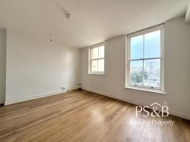2 bedroom flat for rent in East Street, Brighton, East Susinte.