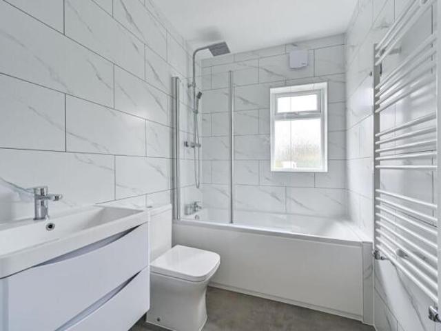 2 bedroom flat for rent in Edmund Road, Mitcham, CR4