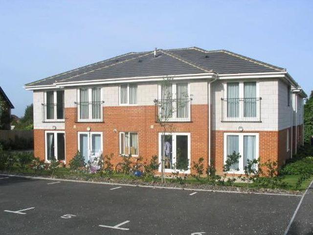 2 bedroom flat for rent in Elm Grange Oakdale BH15