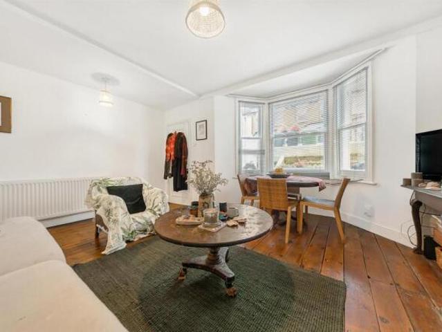 2 bedroom flat for rent in Elm Park, SW2