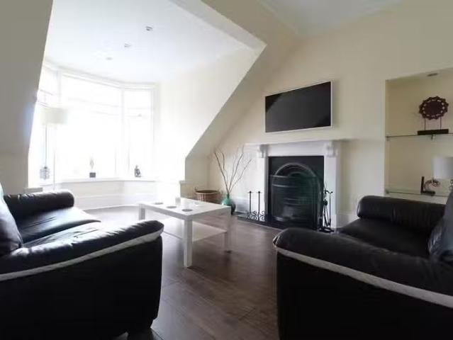 2 bedroom flat for rent in Elmfield Avenue, top floor, AB24
