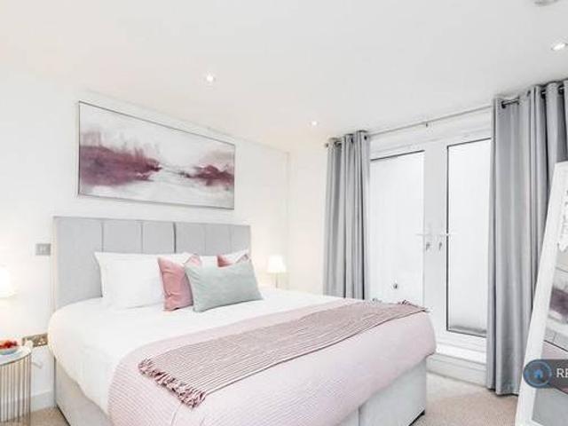 2 bedroom flat for rent in Elizabeth House Windsor SL4