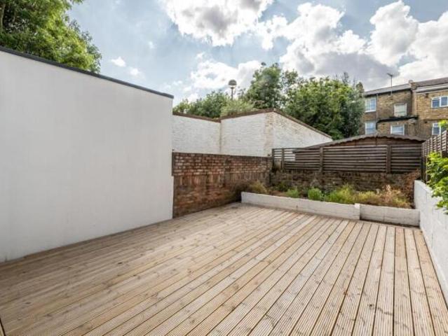 2 bedroom flat for rent in Ellingham Road, Shepherds Bush, W12
