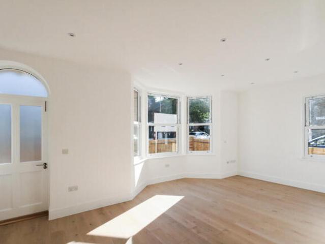 2 bedroom flat for rent in Elsie Road, East Dulwich, London, SE22