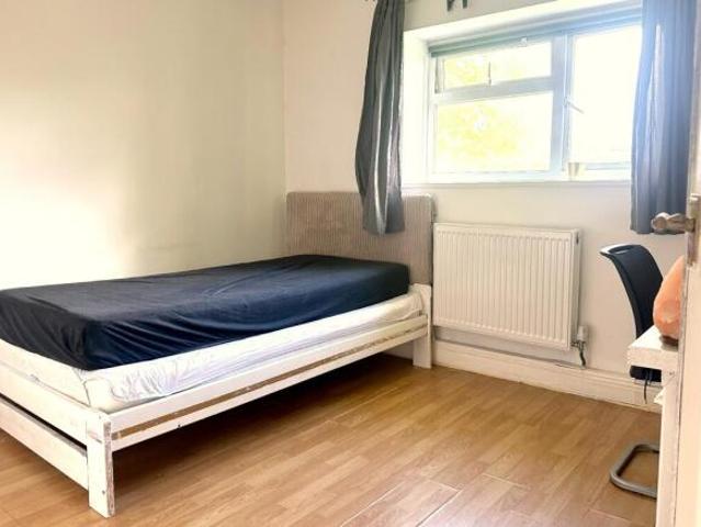 2 bedroom flat for rent in Elwyn Gardens, Lee SE12