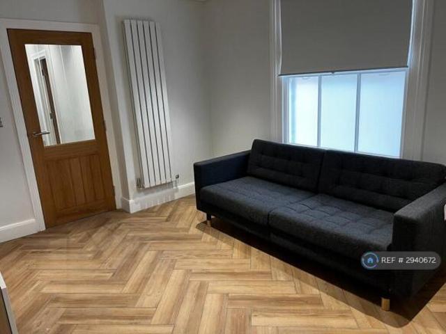 2 bedroom flat for rent in Emu Road, London, SW8