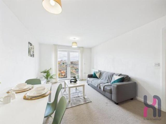 2 bedroom flat for rent in Endeavour House, 1b Elmira Way, M5