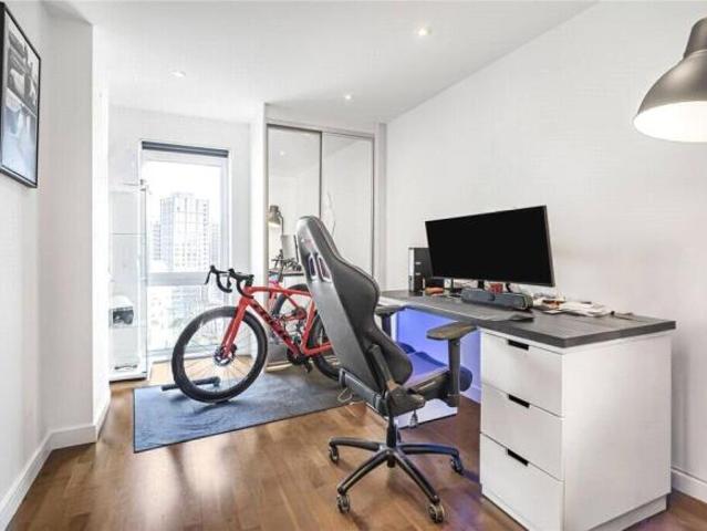2 bedroom flat for rent in Enterprise Way, London, SW18