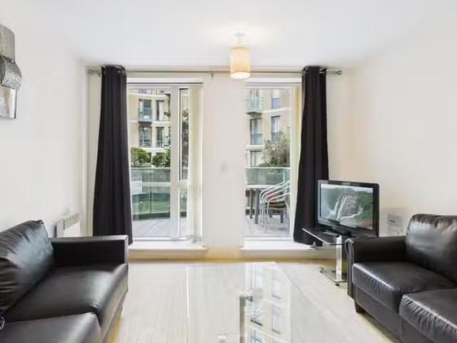 2 bedroom flat for rent in Esinteraction Street, City Centre.