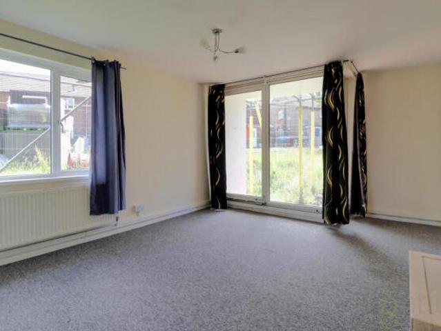 2 bedroom flat for rent in Essex Court, Eastbourne, BN20