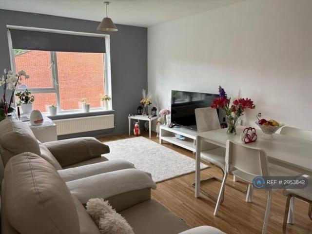 2 bedroom flat for rent in Euclid Close, Manchester, M11
