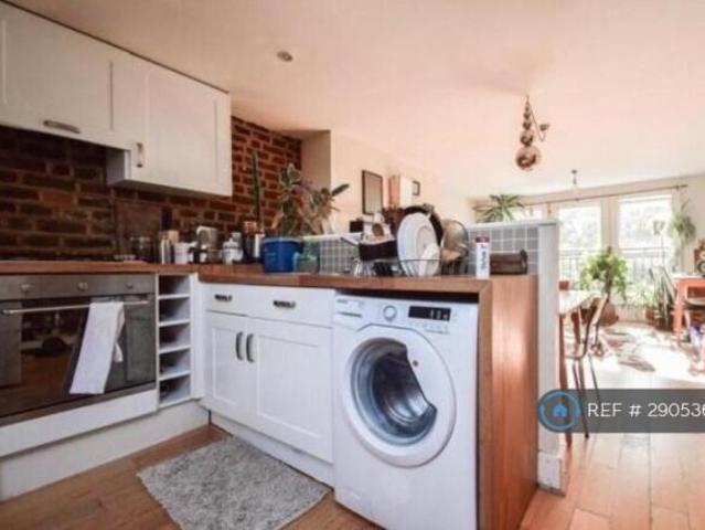 2 bedroom flat for rent in Evering Road, London, E5