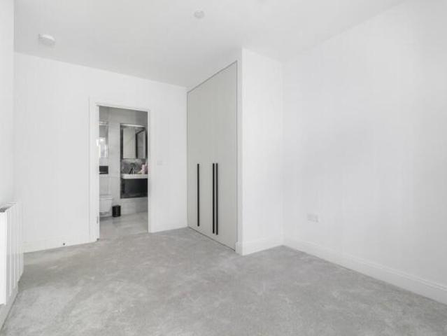 2 bedroom flat for rent in Exploration Way, Slough, Berkshire, SL1