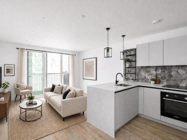 2 bedroom flat for rent in Exploration Way, Slough, Berkshire, SL1