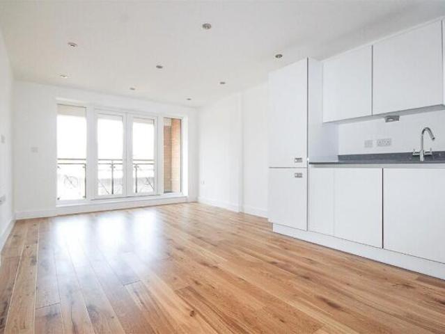 2 bedroom flat for rent in Fairfield Road, Brentwood, Essex, CM14