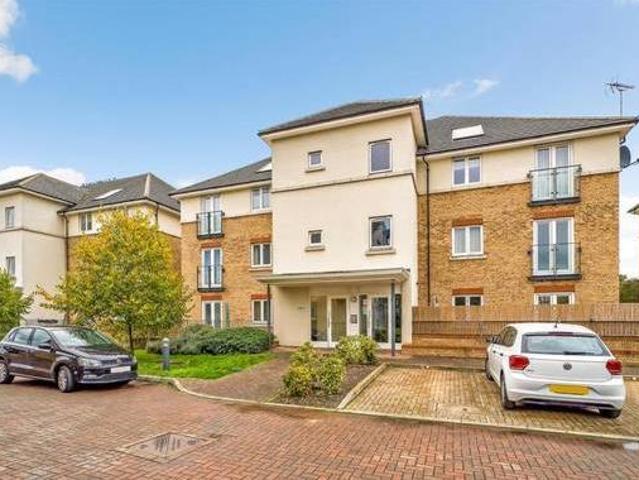 2 bedroom flat for rent in Fairwater Drive Shepperton TW17