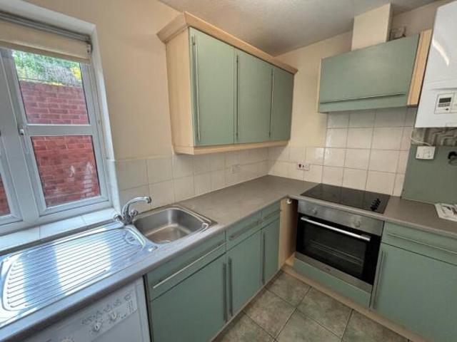 2 bedroom flat for rent in Falkland Mount, Leeds, West Yorkshire, LS17