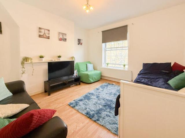 3 bedroom flat for rent in Falmouth Road, SE1