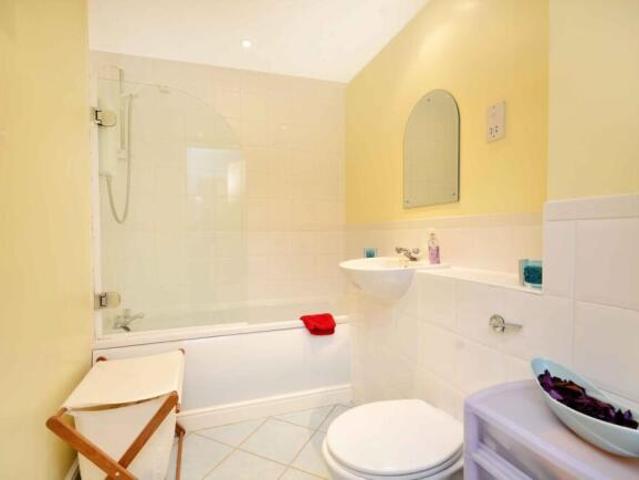 2 bedroom flat for rent in Faraday Road, Guildford, GU1