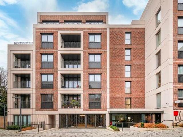 2 bedroom flat for rent in Farnfield Close, London, N8