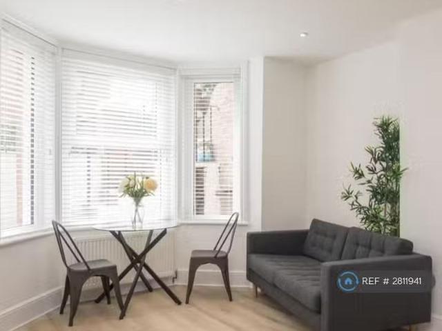 2 bedroom flat for rent in Farnham Road, Guildford, GU2