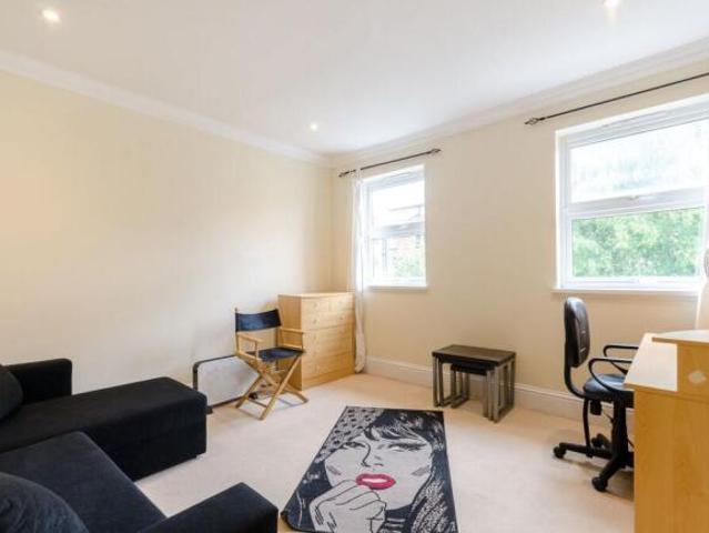 2 bedroom flat for rent in Farnham Road, Guildford, GU2