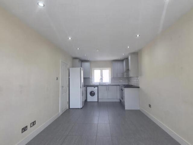 2 bedroom flat for rent in Farnham Road, Slough, SL2